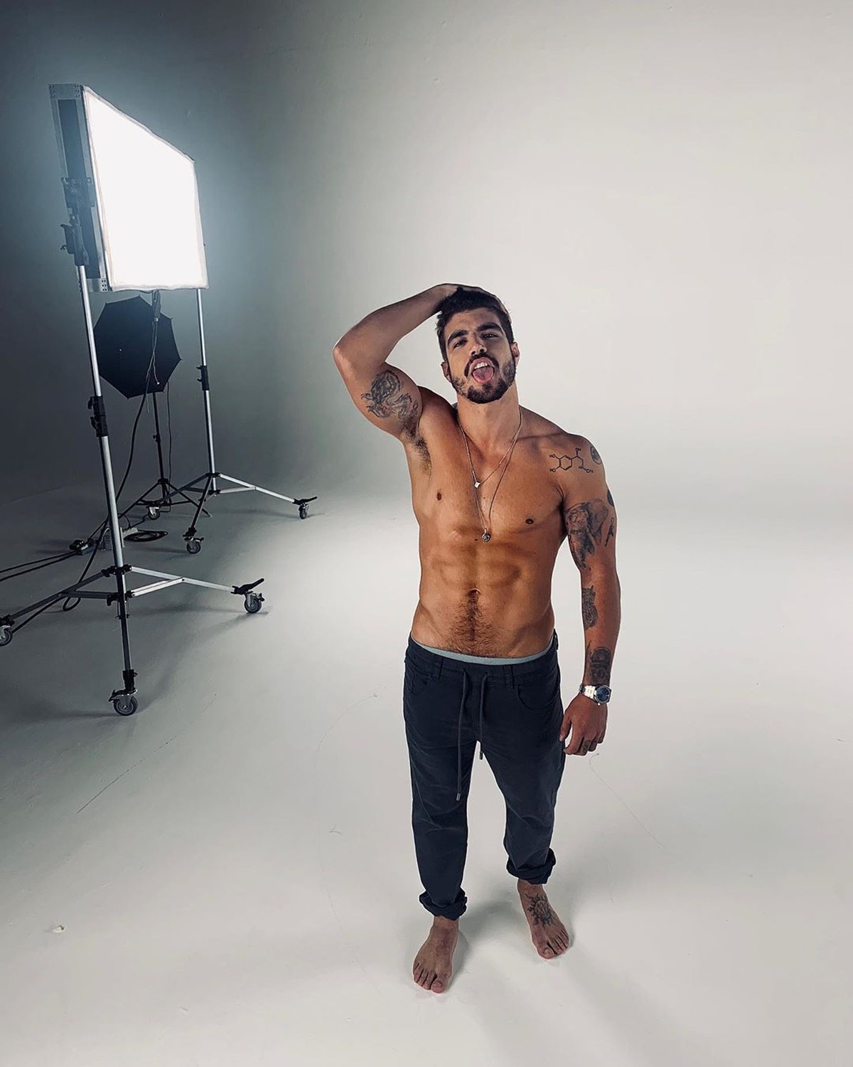 Caio Castro leva fãs ao delírio com corpão à mostra: 'Por que tão lindo ...