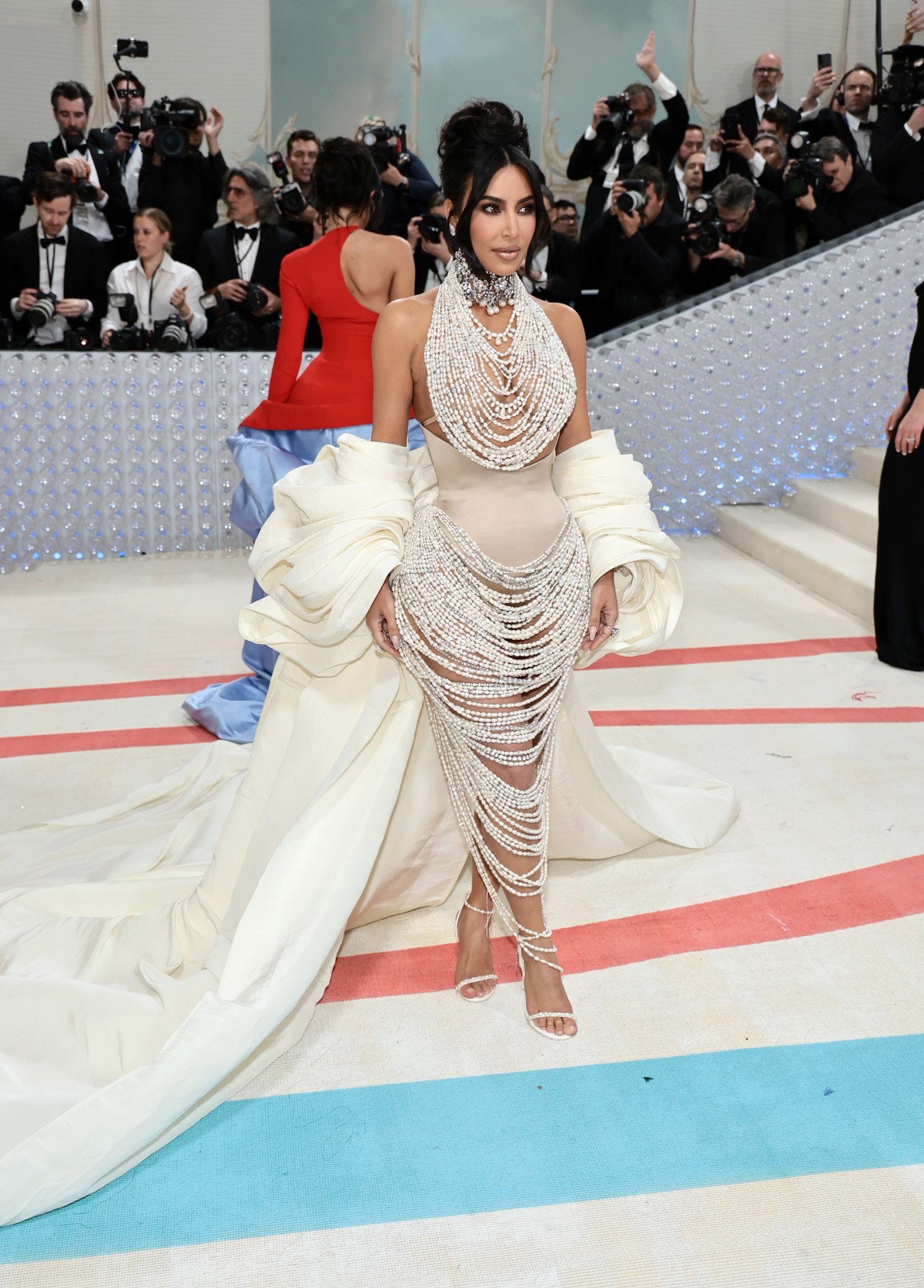 Kim Kardashian Surge Poderosa Com Vestido Repleto De Pérolas No Met Gala 2023 Moda And Beleza