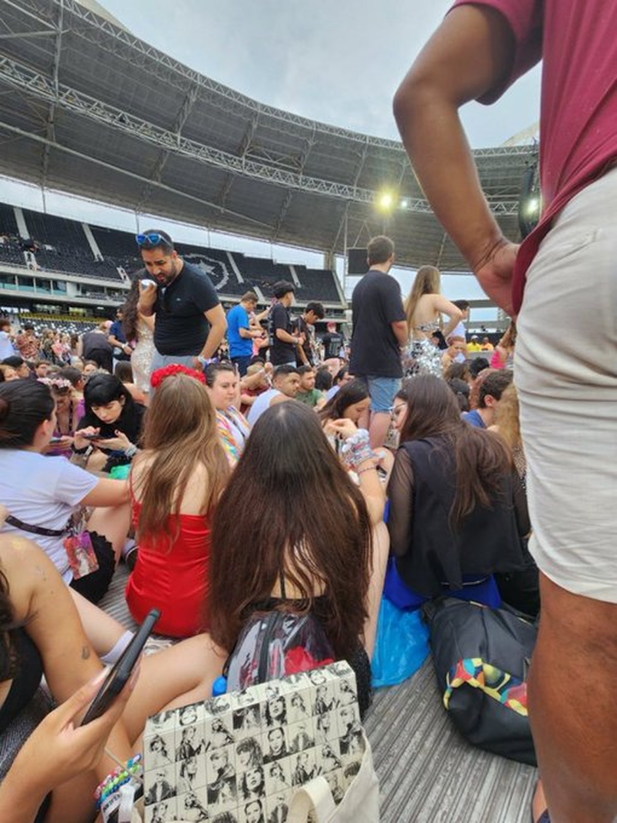 Taylor Swift no Rio: público da pista entra no estádio e se acomoda ...