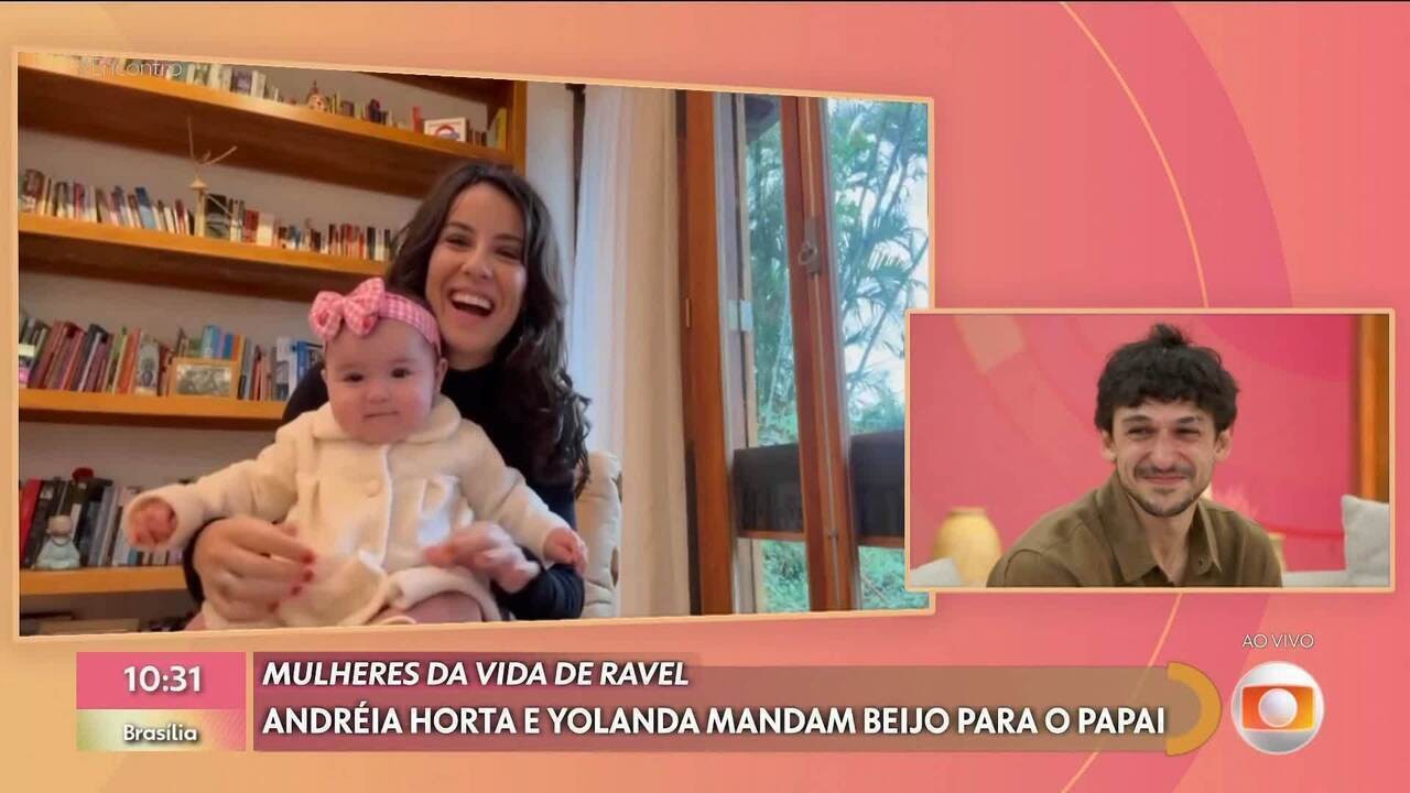Ravel Andrade se emociona com surpresa de Andréia Horta e da filha Yolanda ao vivo
