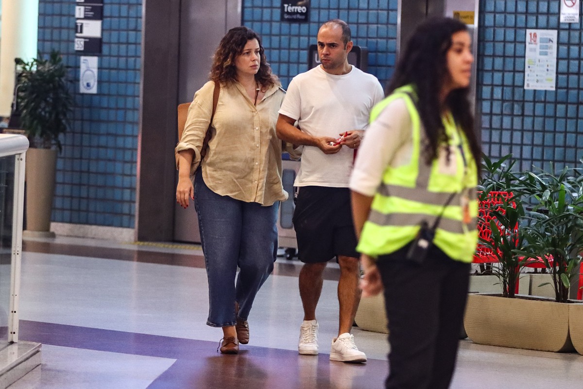 Grávida, Leandra Leal é fotografada com o marido em aeroporto do Rio de ...
