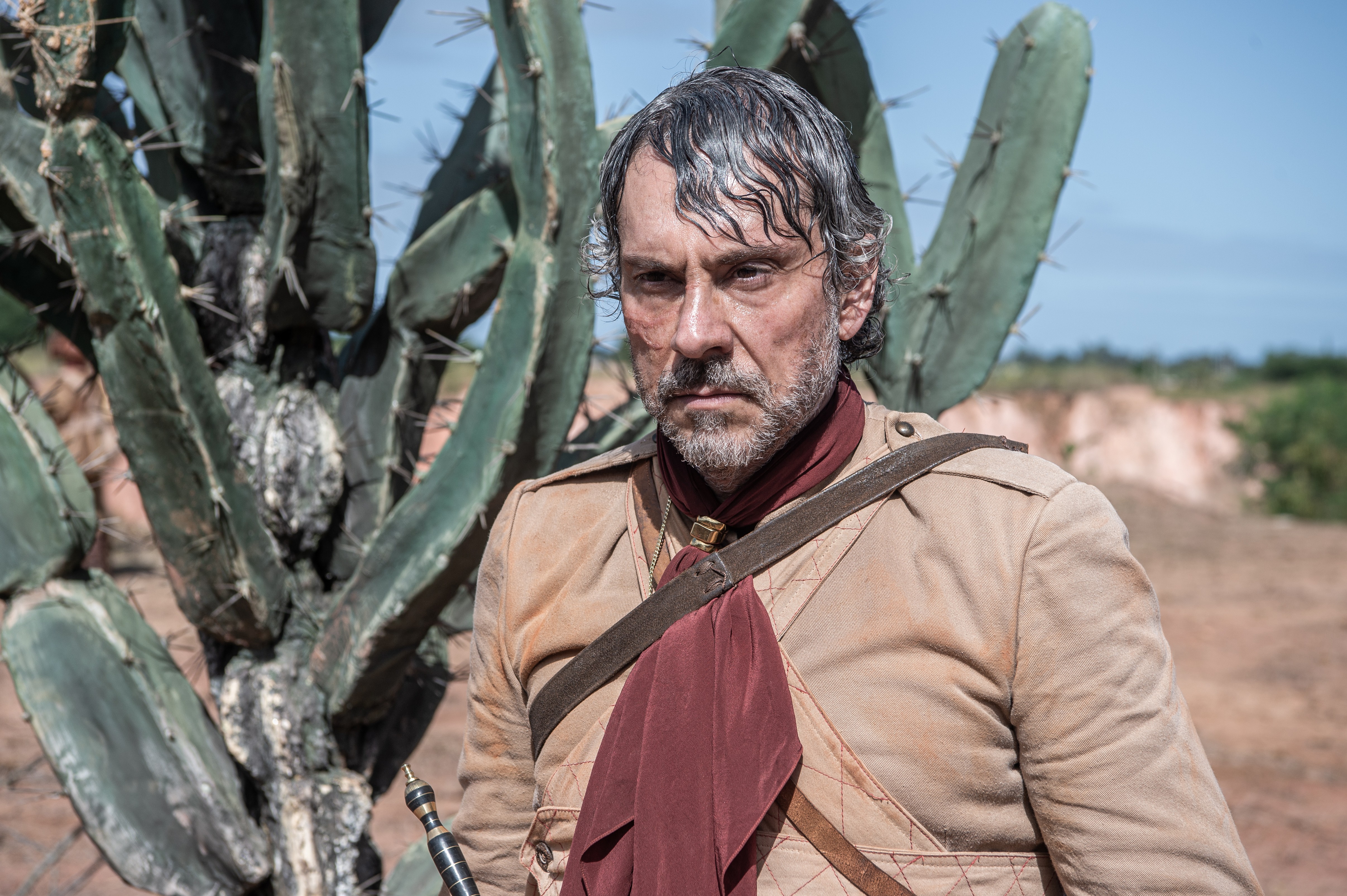 Alexandre Nero vive líder de cangaceiros em Guerreiros do Sol ...