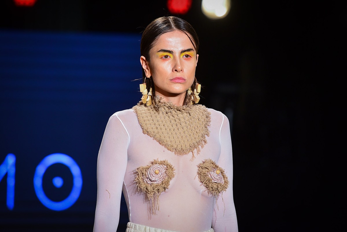 Maria Casadevall desfila na Casa de Criadores com transparência e detalhe nos seios ...