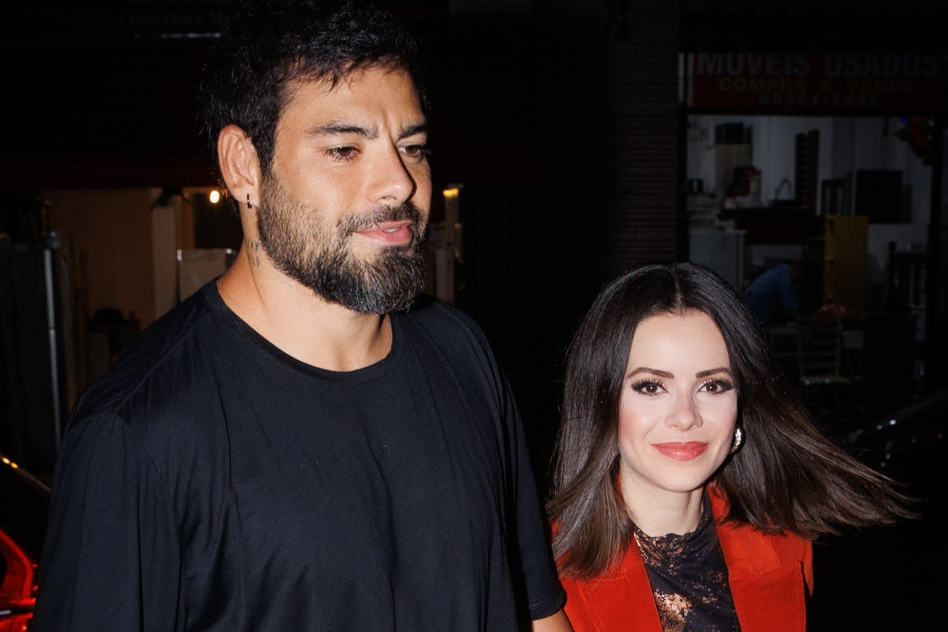 Sandy vai a peça de Gregório Duvivier com o namorado, Pedro Andrade | Gshow