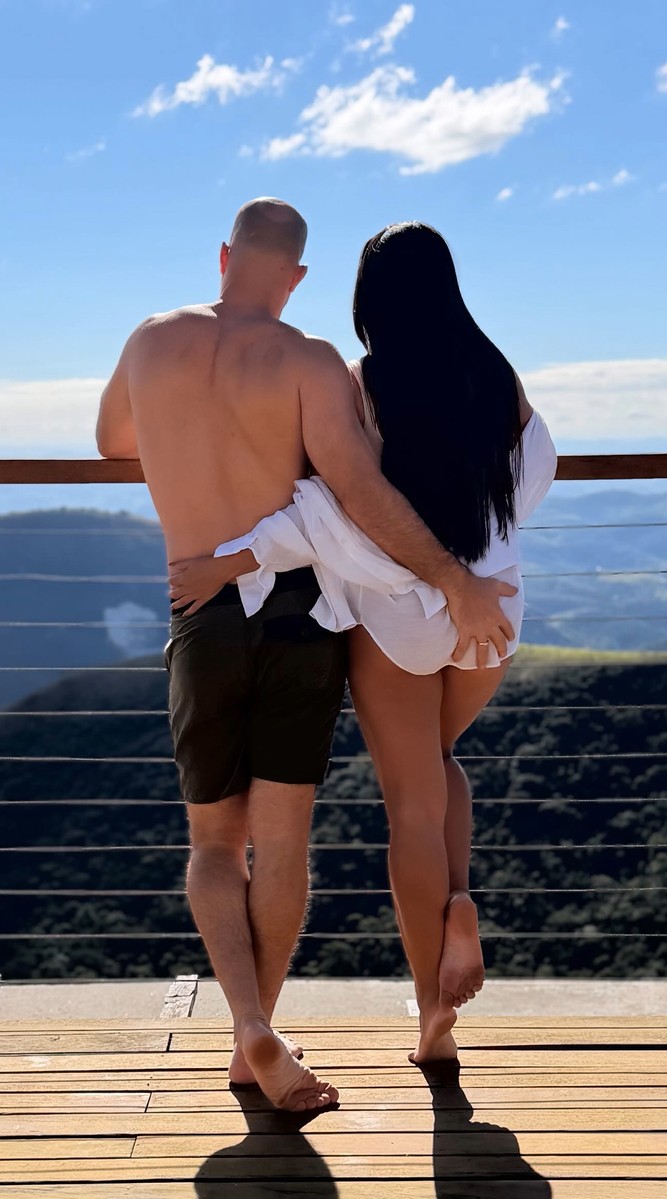 Fernande Bande posa com noivo em viagem e exibe corpão | Gshow
