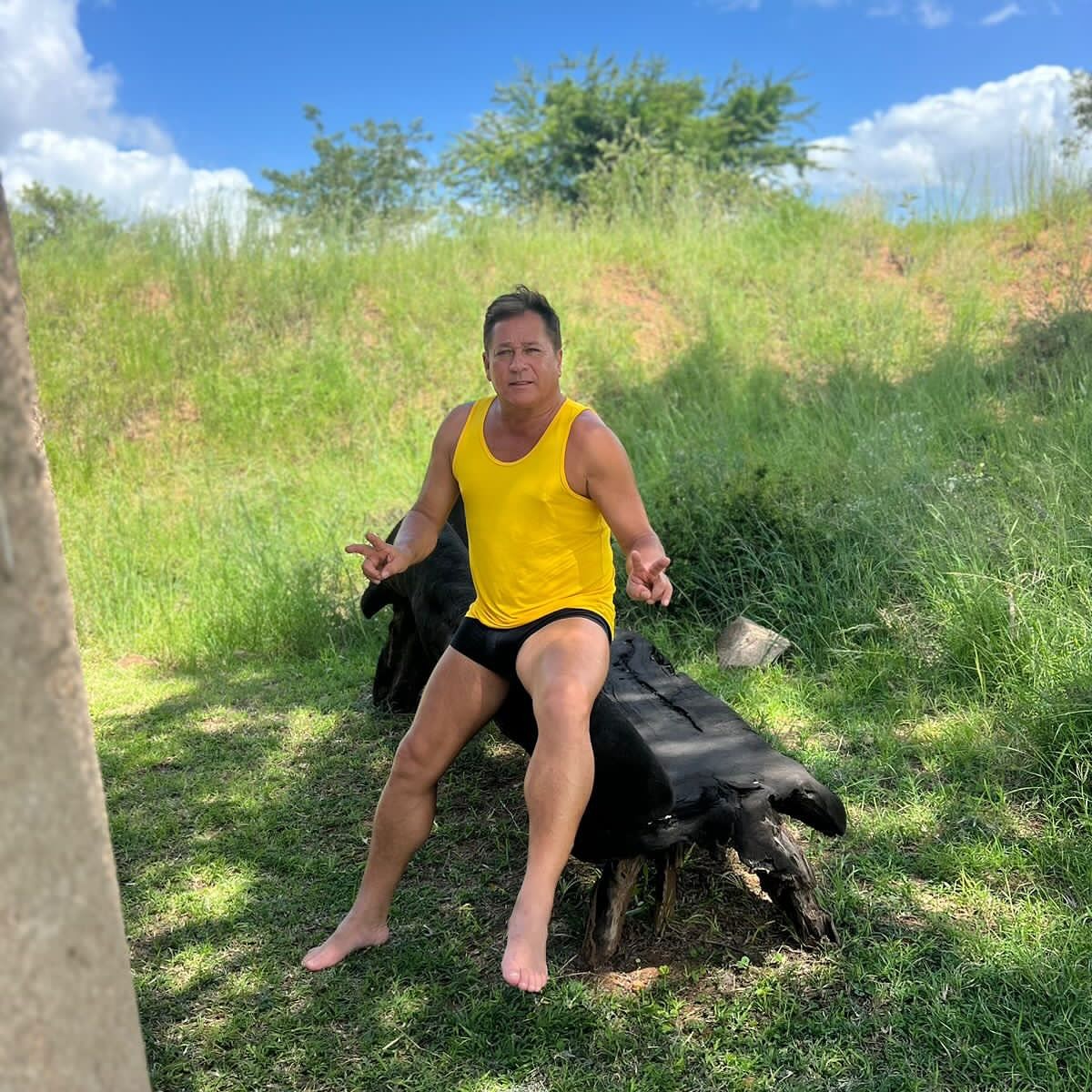 De regata e sunga, Leonardo se despede das férias na África e anuncia ...