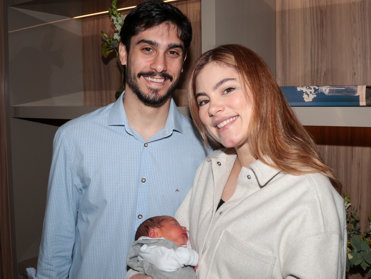 Bruna Hamú deixa maternidade com o filho Joaquim e o marido Leo Feltrim ...