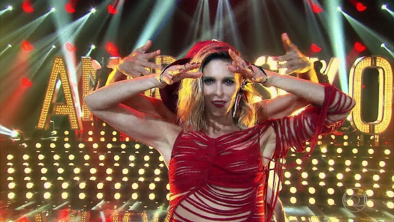 Look de Fernanda Lima com tiras vermelhas é eleito o melhor da ...