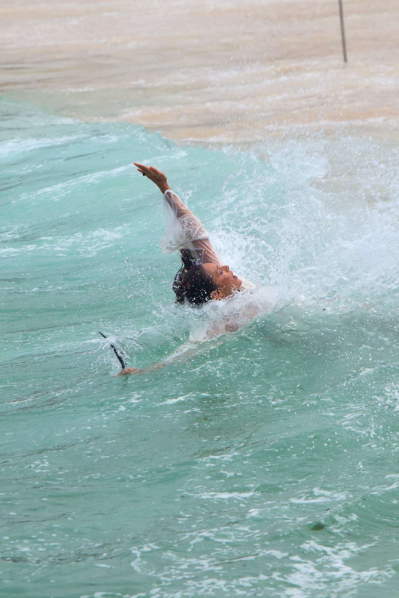 Lembra dela? Giovanna Gold se diverte em banho de mar no Rio | Gshow