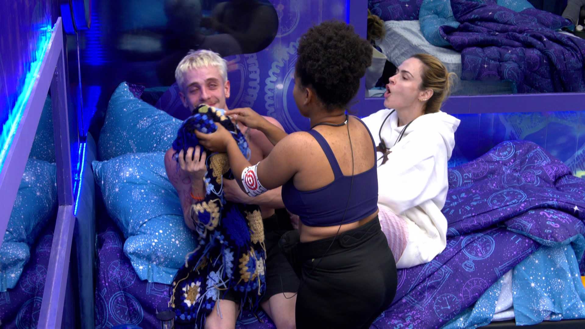 Juliano Floss chora após incidente com casaco de Marina Sena: 'Tirou o ...