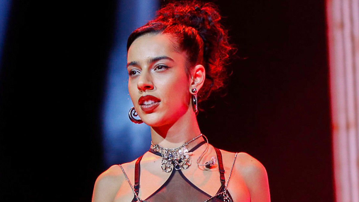 Marina Sena aposta em look transparente para se apresentar no Prêmio da ...