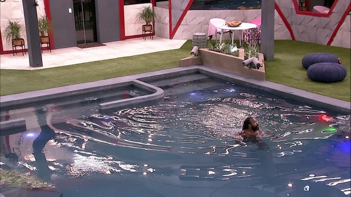 Paula vê Rodrigo de sunga e canta: 'Que popozão' | casa bbb | gshow