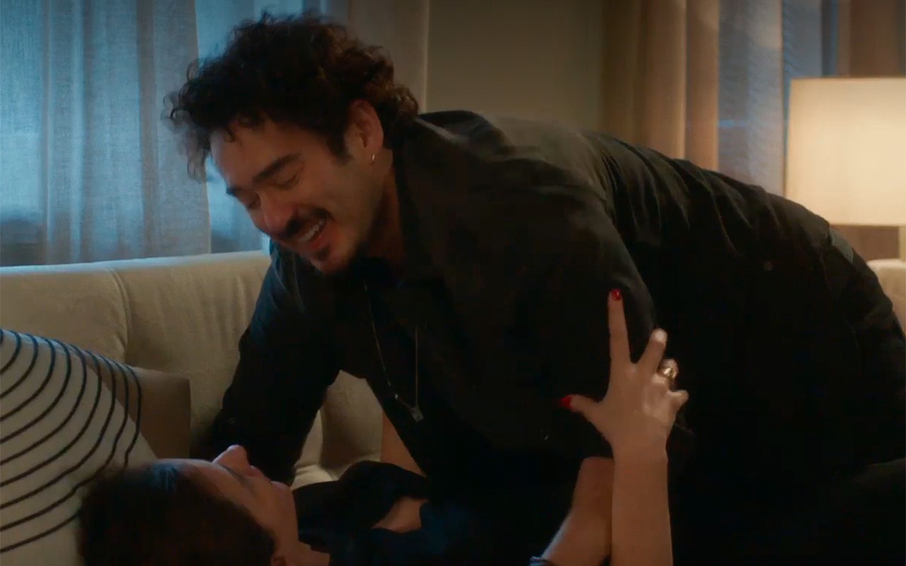 Vai na Fé: Simas beija Sabrina, a mãe de sua ex, Bia | Gshow