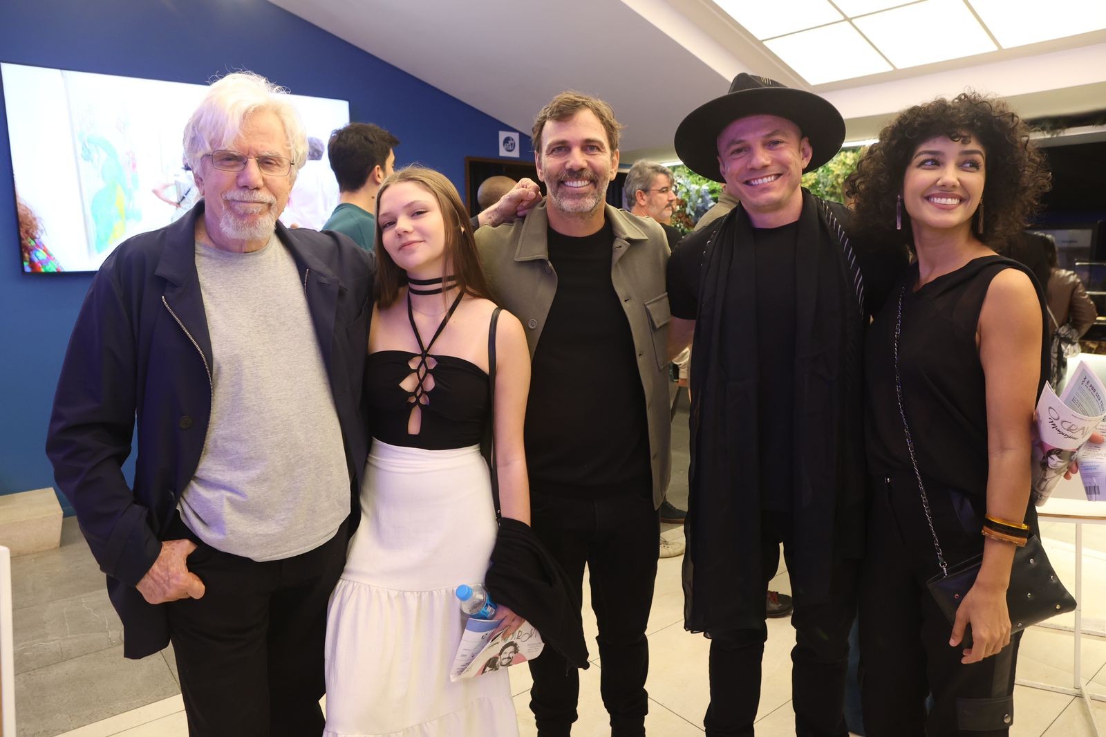 Famosos se reúnem para estreia da peça O Cravo e a Rosa | Gshow