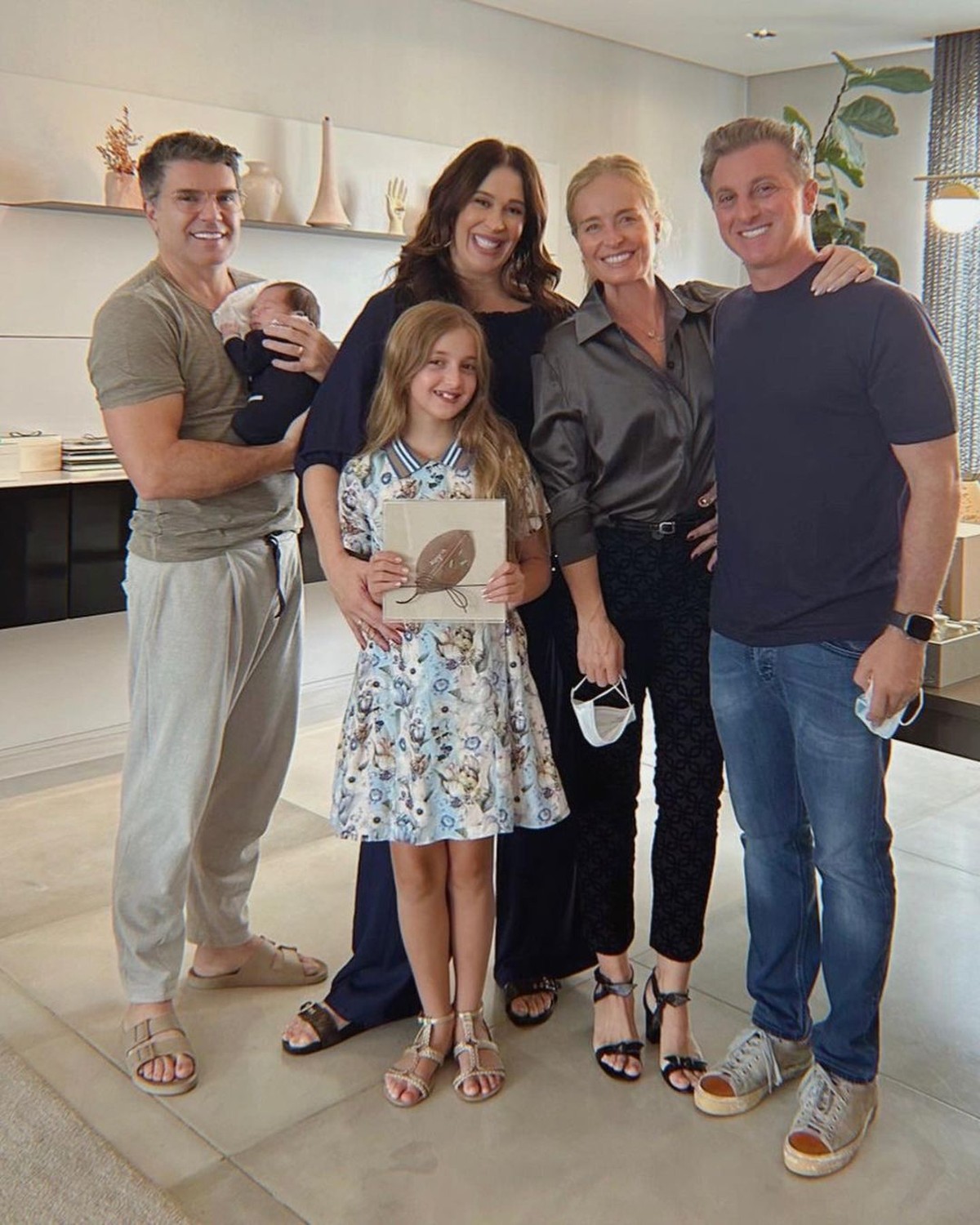 Claudia Raia recebe visita de Angélica, Huck e Eva e agradece carinho ...