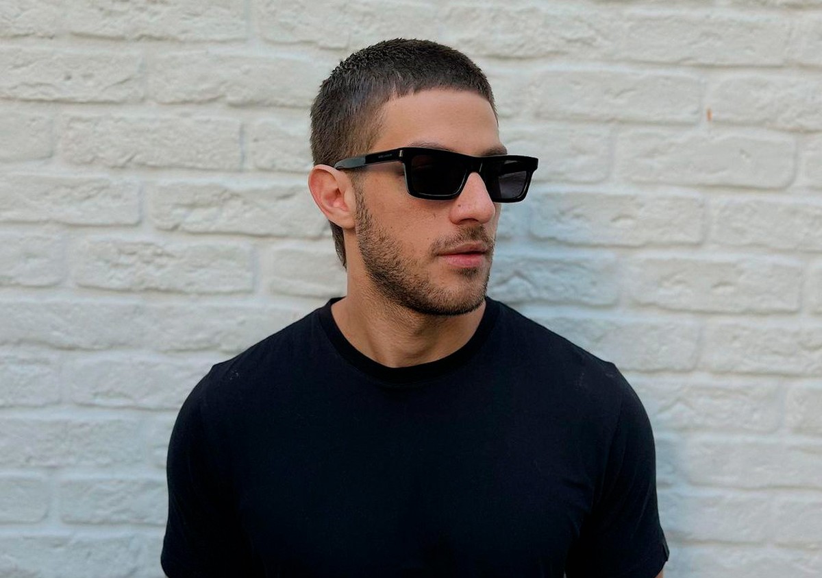 Chay Suede compartilha álbum de férias após fim das gravações de ...