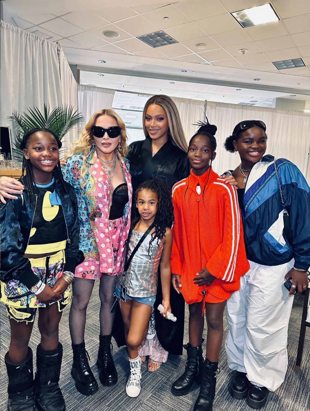 Madonna e suas filhas 'tietam' Beyoncé no camarim após show em Nova ...