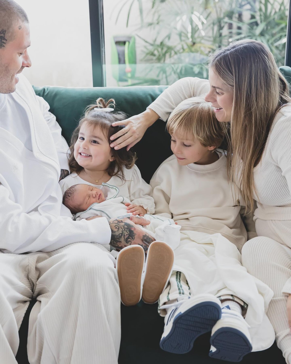 Shantal abre álbum de fotos com os três filhos reunidos: 'Estamos completos' | Famosos | gshow