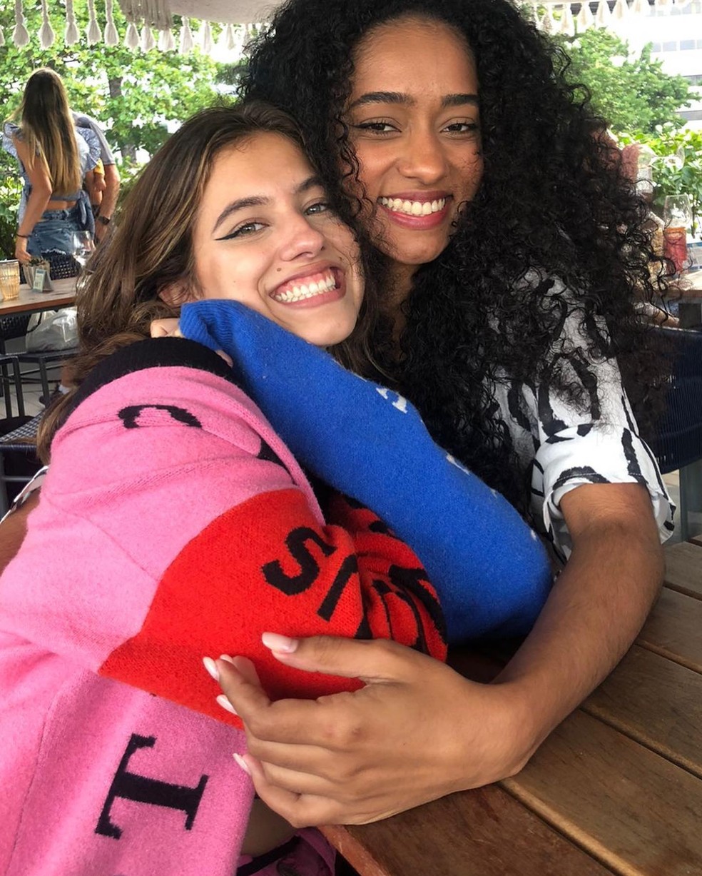 Quem era Ísis Freitas, atriz que morreu aos 22 anos e recebeu ...