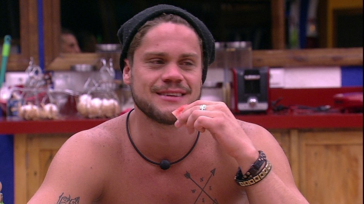 Breno comenta sobre mulheres: 'Elas gostam de ficar agarradas, né ...