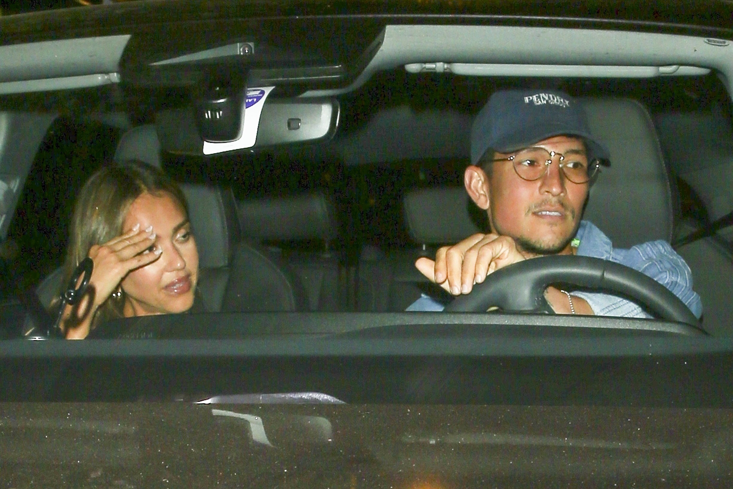 Jessica Alba e Danny Ramirez curtem noite juntos