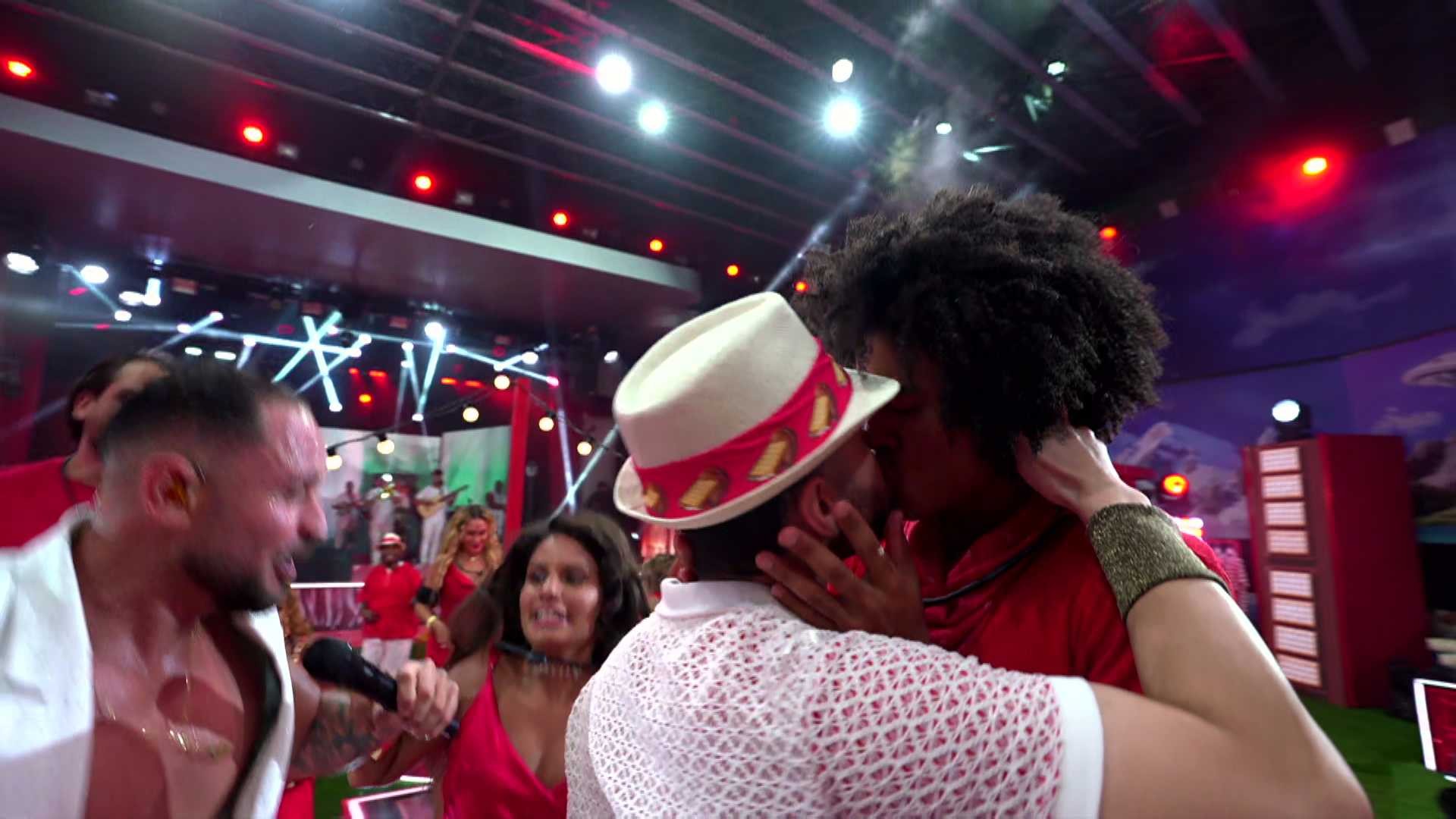 Breno e Marcelo se beijam durante Festa no BBB 26 | Gshow