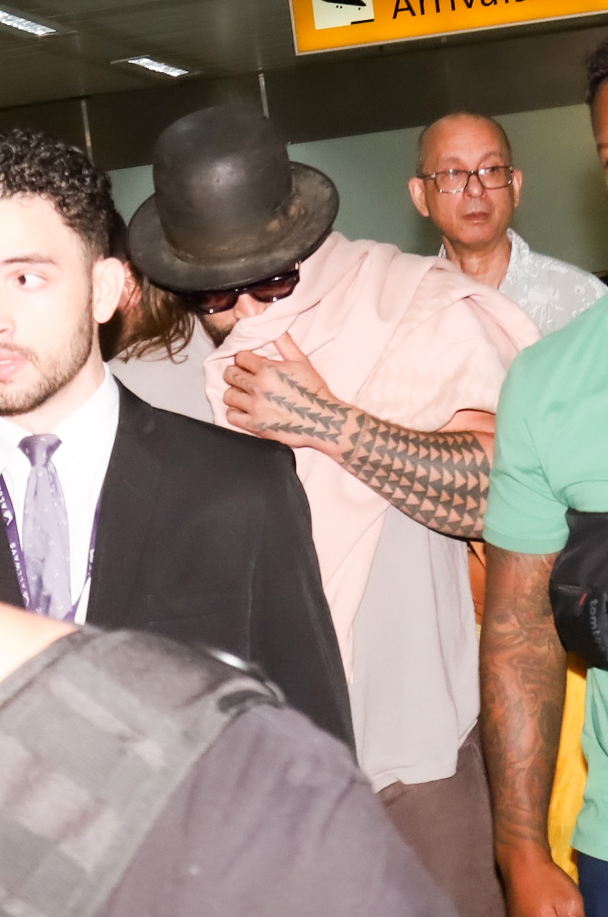 Jason Momoa tenta se esconder, mas é fotografado ao chegar em São Paulo ...