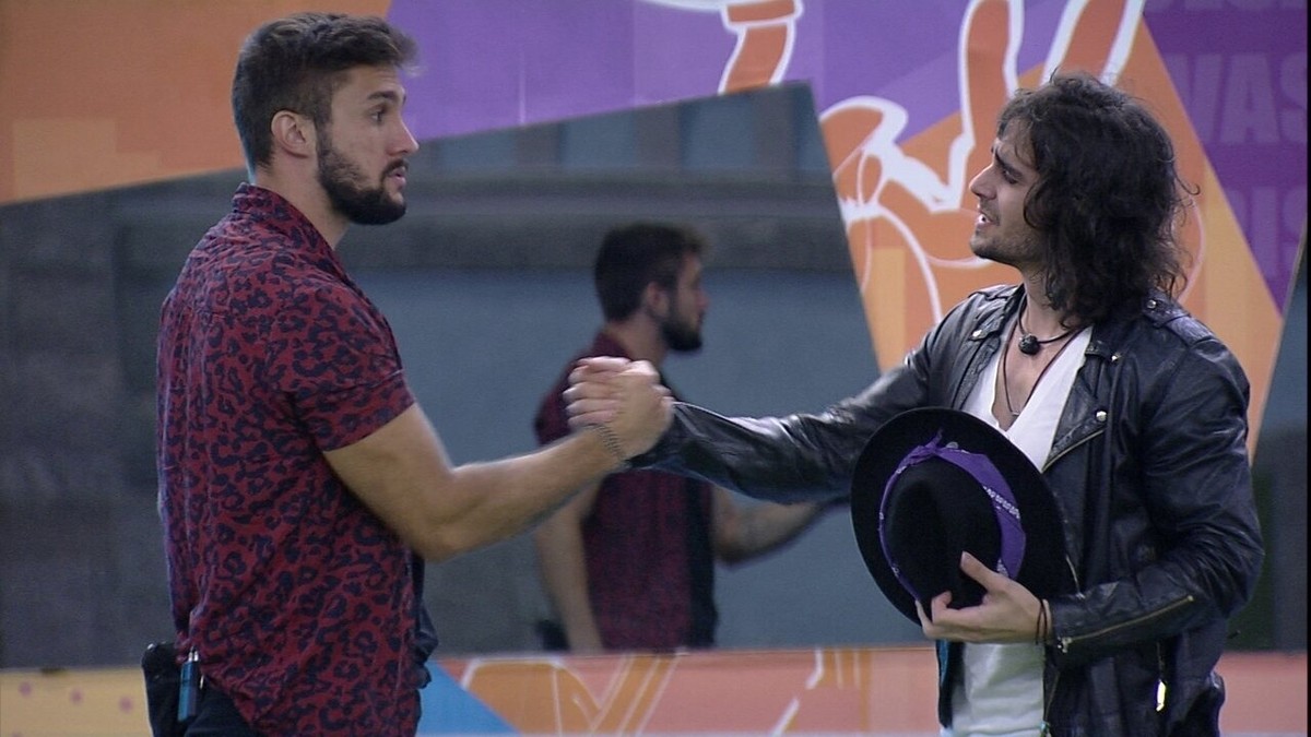 Fiuk E Arthur Se Abraçam Após Eliminação De Thaís Do Bbb21 Casa Bbb