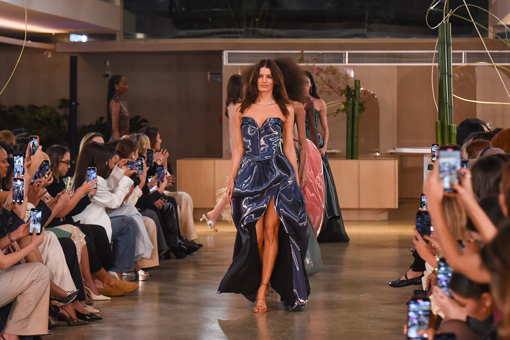 Isabeli Fontana, Marjorie Estiano e mais famosas prestigiam desfile de ...