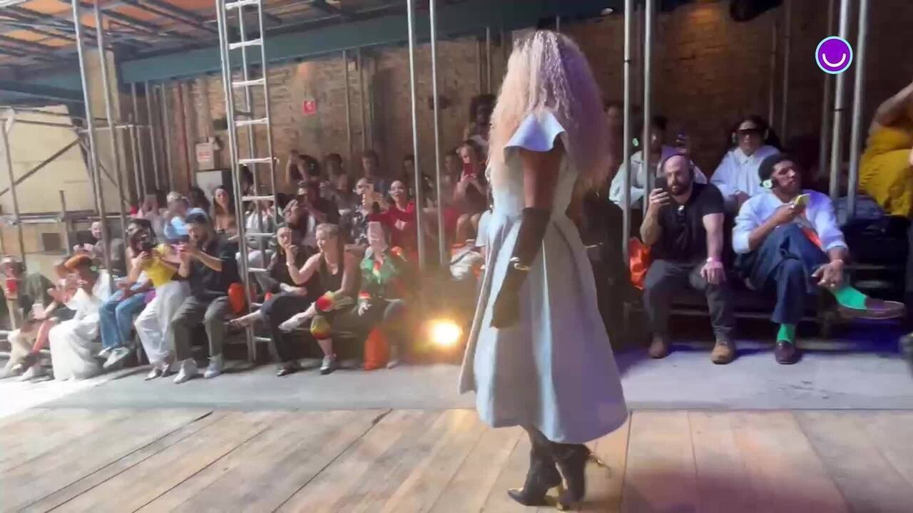 Cariúcha se emociona com estreia na passarela do SPFW 58 após cirurgia ...