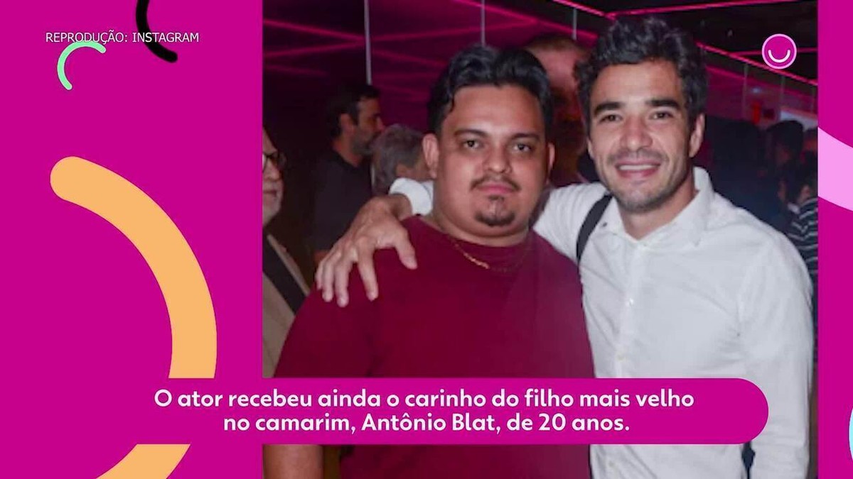 Caio Blat estreia peça, recebe flores e posa com o filho mais velho ...