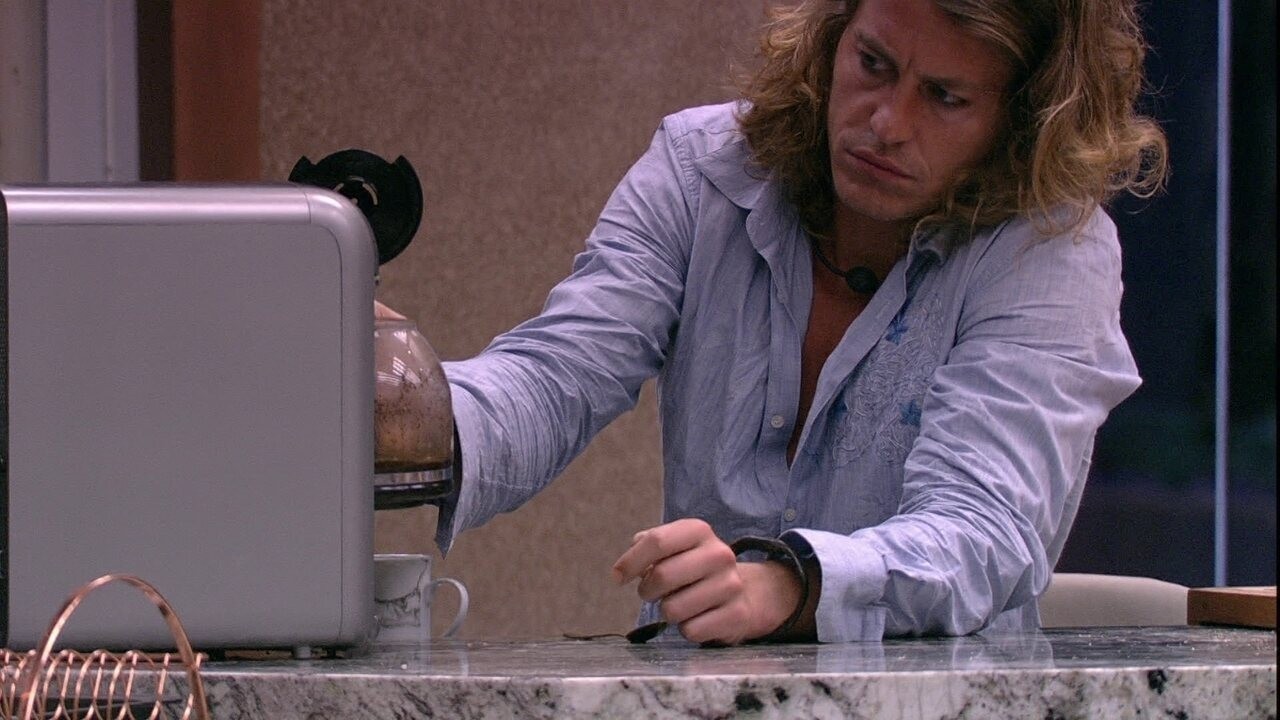 Alberto Mezzetti coloca água na jarra para fazer o café | Gshow