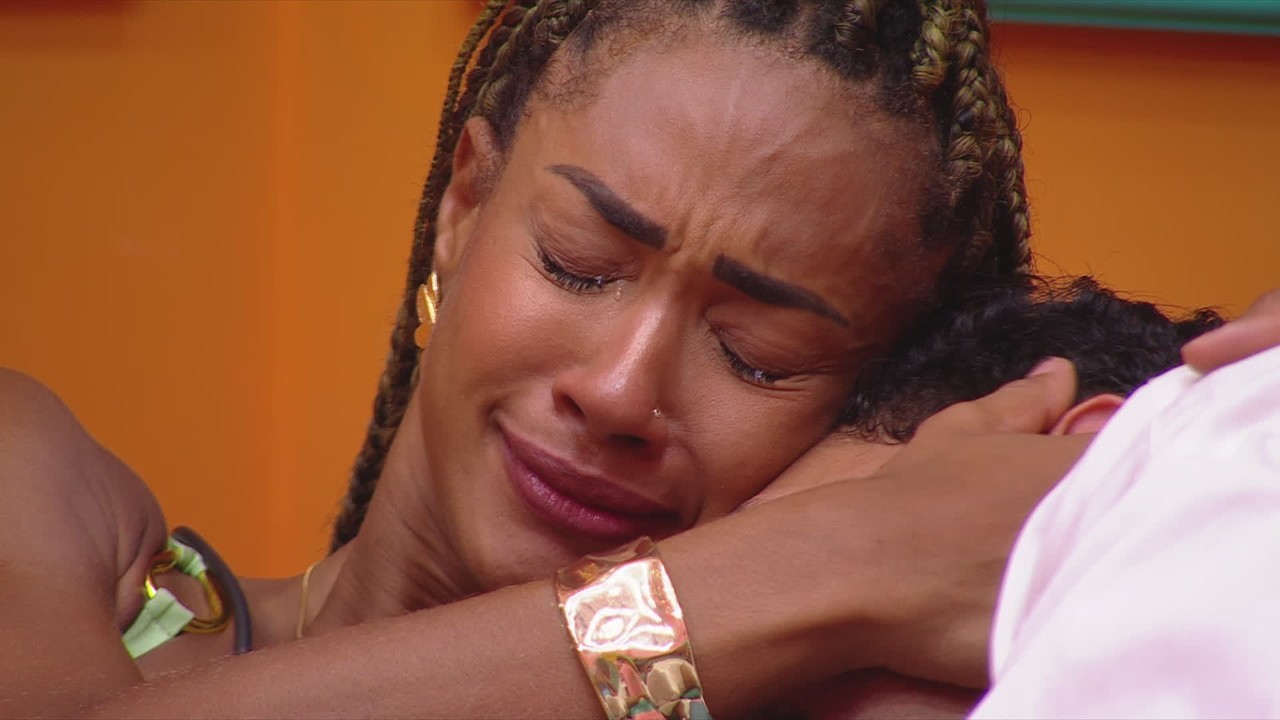 Aline cai no choro no BBB 25 e pede à sister: 'Cuida dele para mim' | Gshow