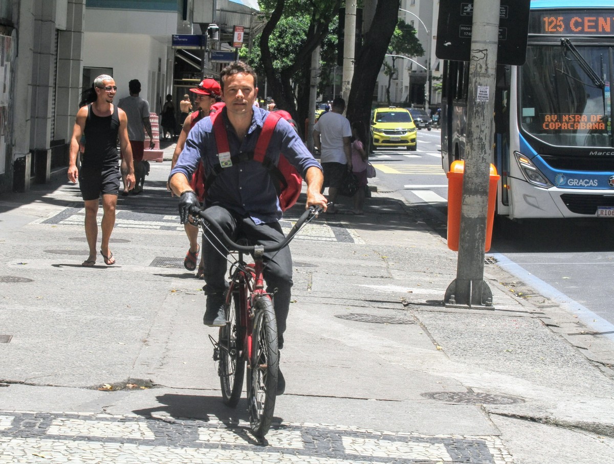 Ex-Malhação Daniel Dalcin faz entrega de frango em Copacabana | Famosos ...