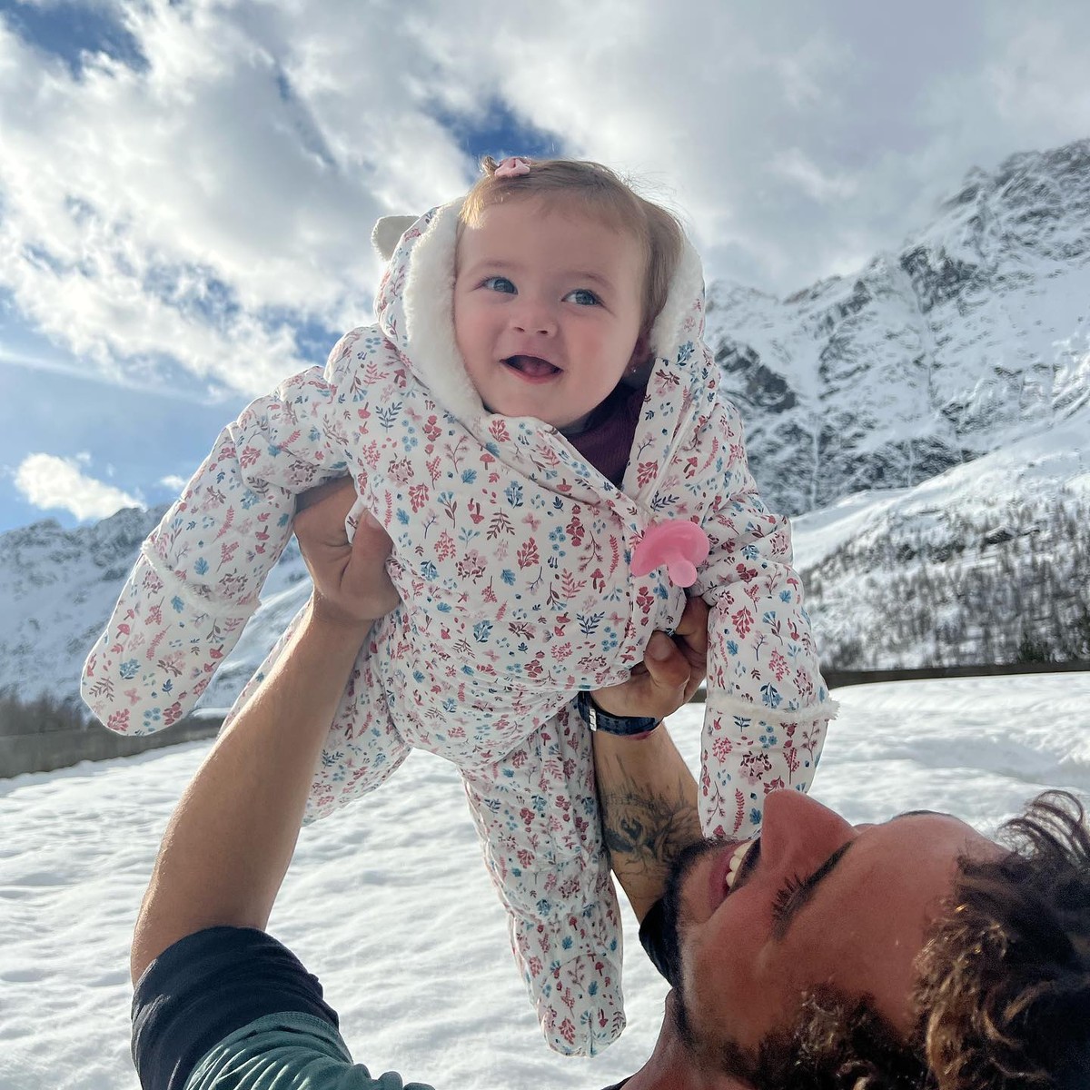 Ex-BBBB Lucas Chumbo curte primeiro Natal com a filha na neve | Famosos ...