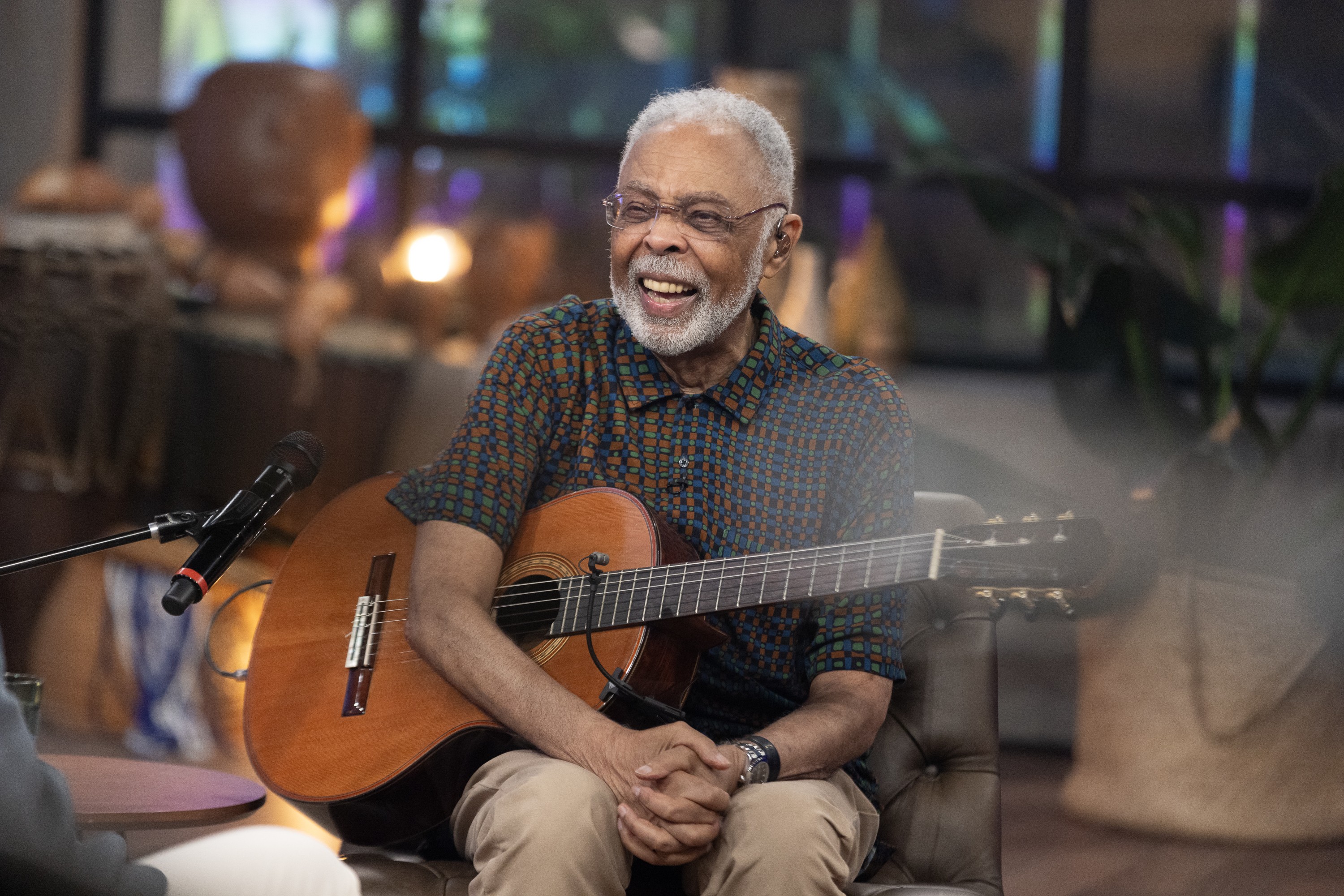 No ‘Conversa com Bial’, Gilberto Gil explica por que ritualiza despedida dos palcos | Conversa ...