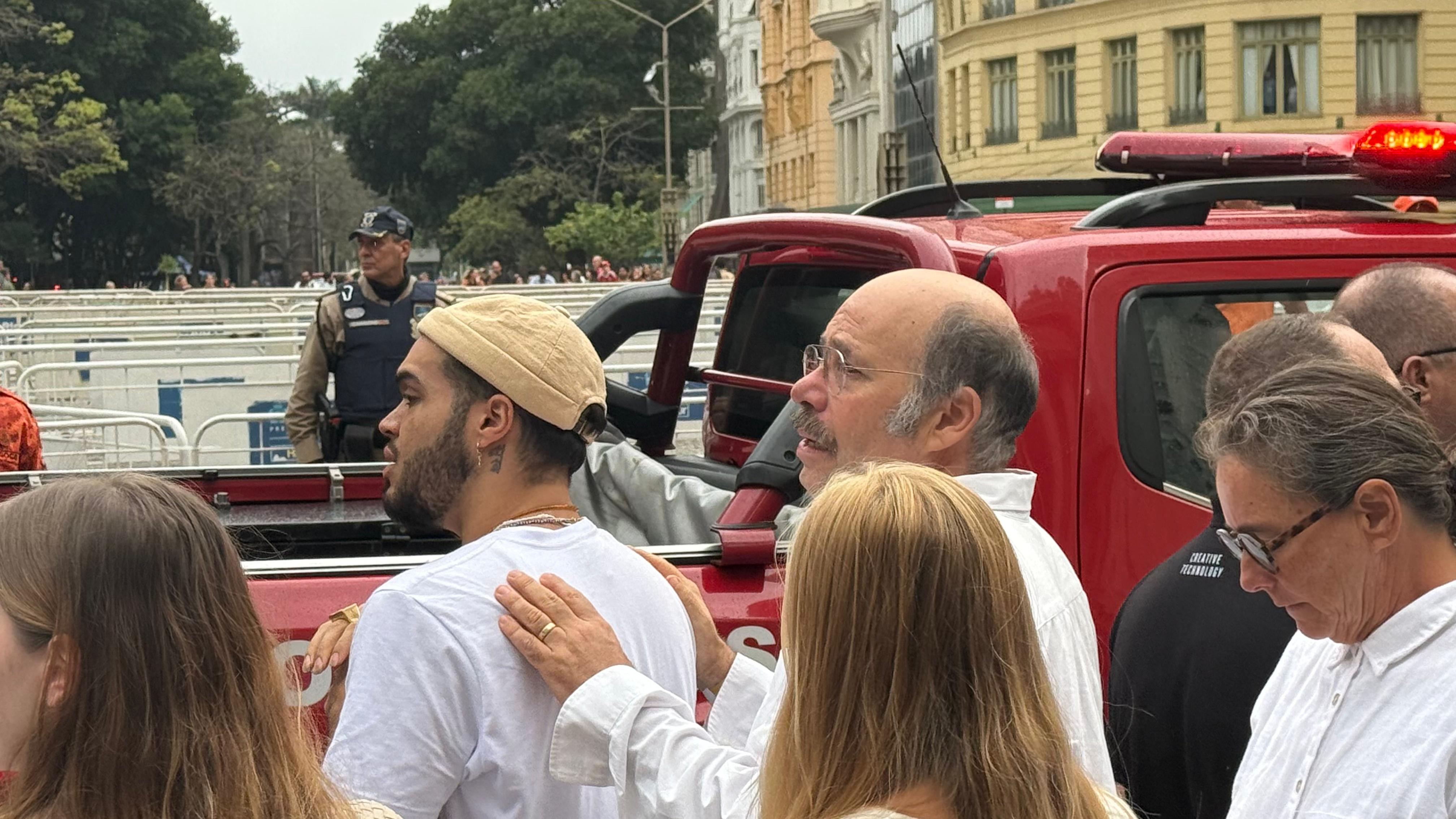 Francisco Gil é consolado pelo pai, Otávio Müller, após velório de ...