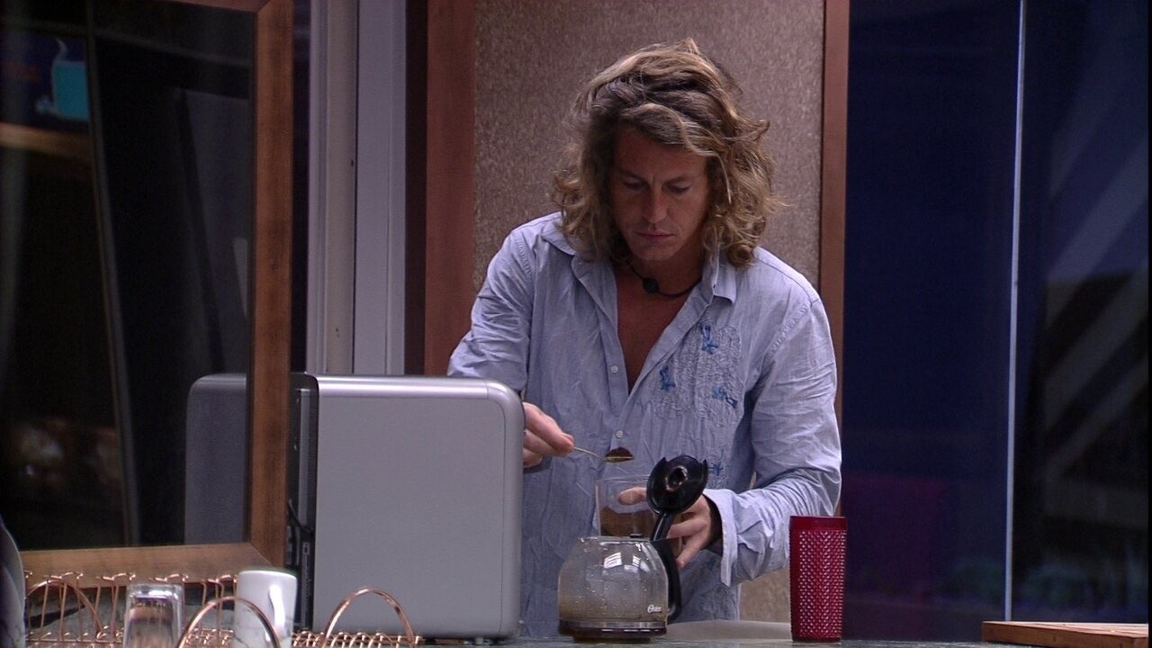 Alberto Mezzetti acorda e tenta preparar café, mas comete deslize | Gshow