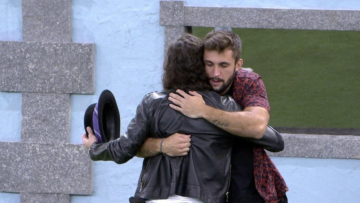No Bbb21 Arthur E Fiuk Selam A Paz Antes De Eliminação E O Instrutor