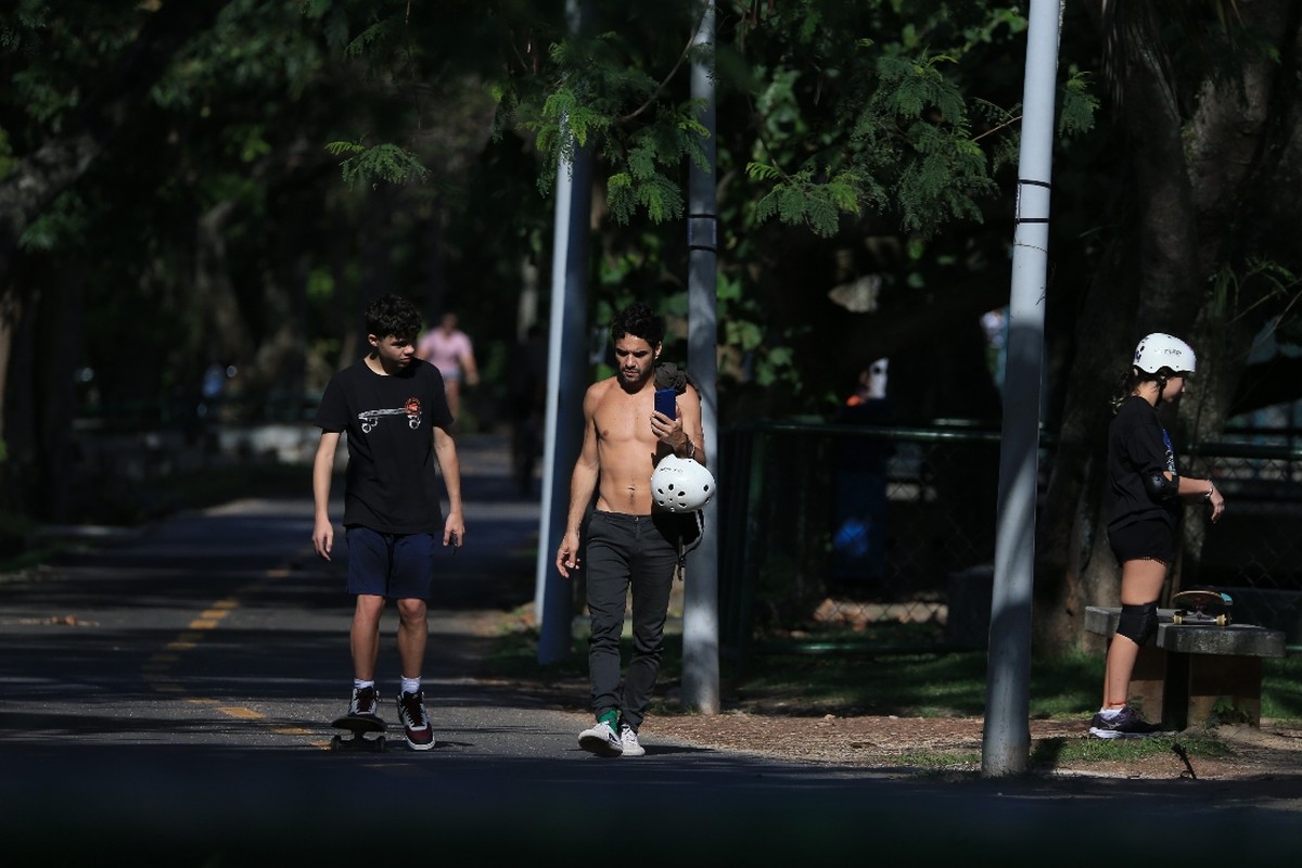 Caio Blat passeia de skate com filho de 13 anos e altura do menino ...