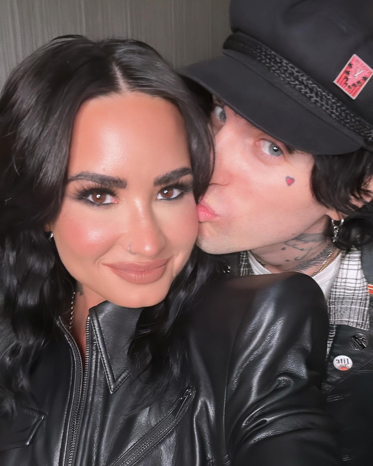 Demi Lovato anuncia noivado com Jordan Lutes | Famosos | gshow