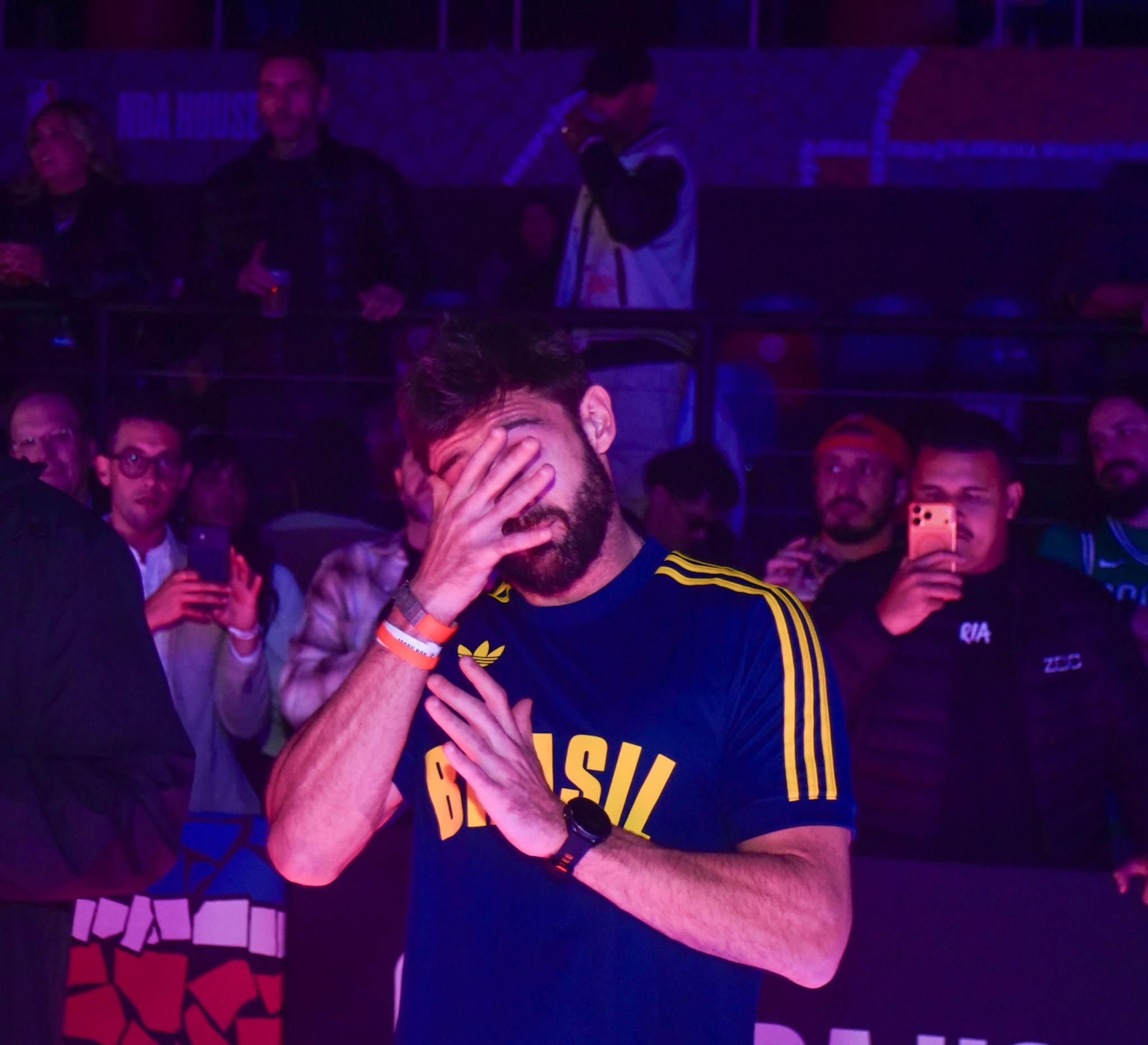 Em rara aparição, Felipe Schmidt se emociona em evento da NBA que ...