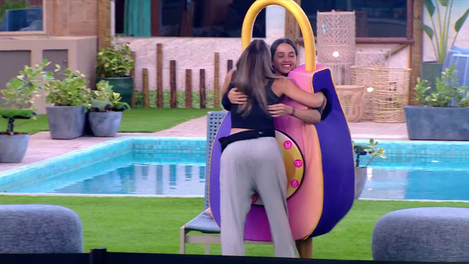 Público elogia parceria entre Eva e Renata durante Castigo do Monstro: 'Isso sim é amizade ...