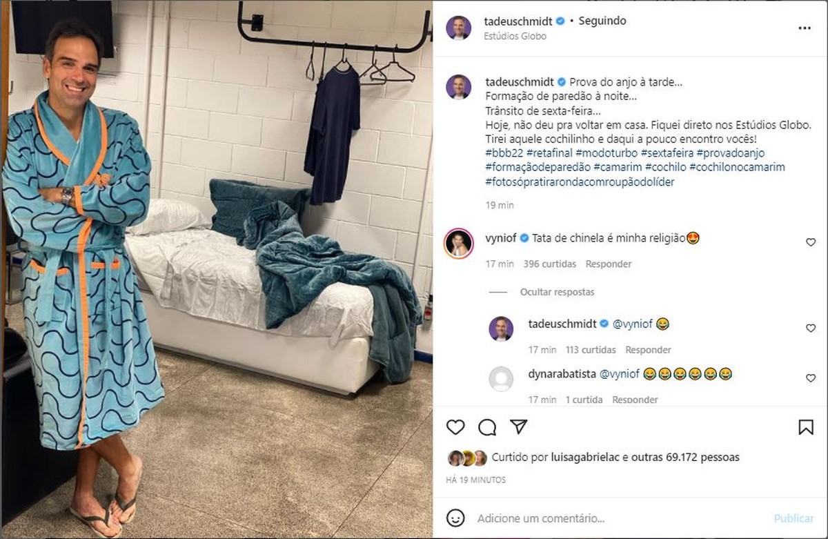 Tadeu Schmidt posa de roupão do Líder do BBB 22 e Vinicius brinca ...