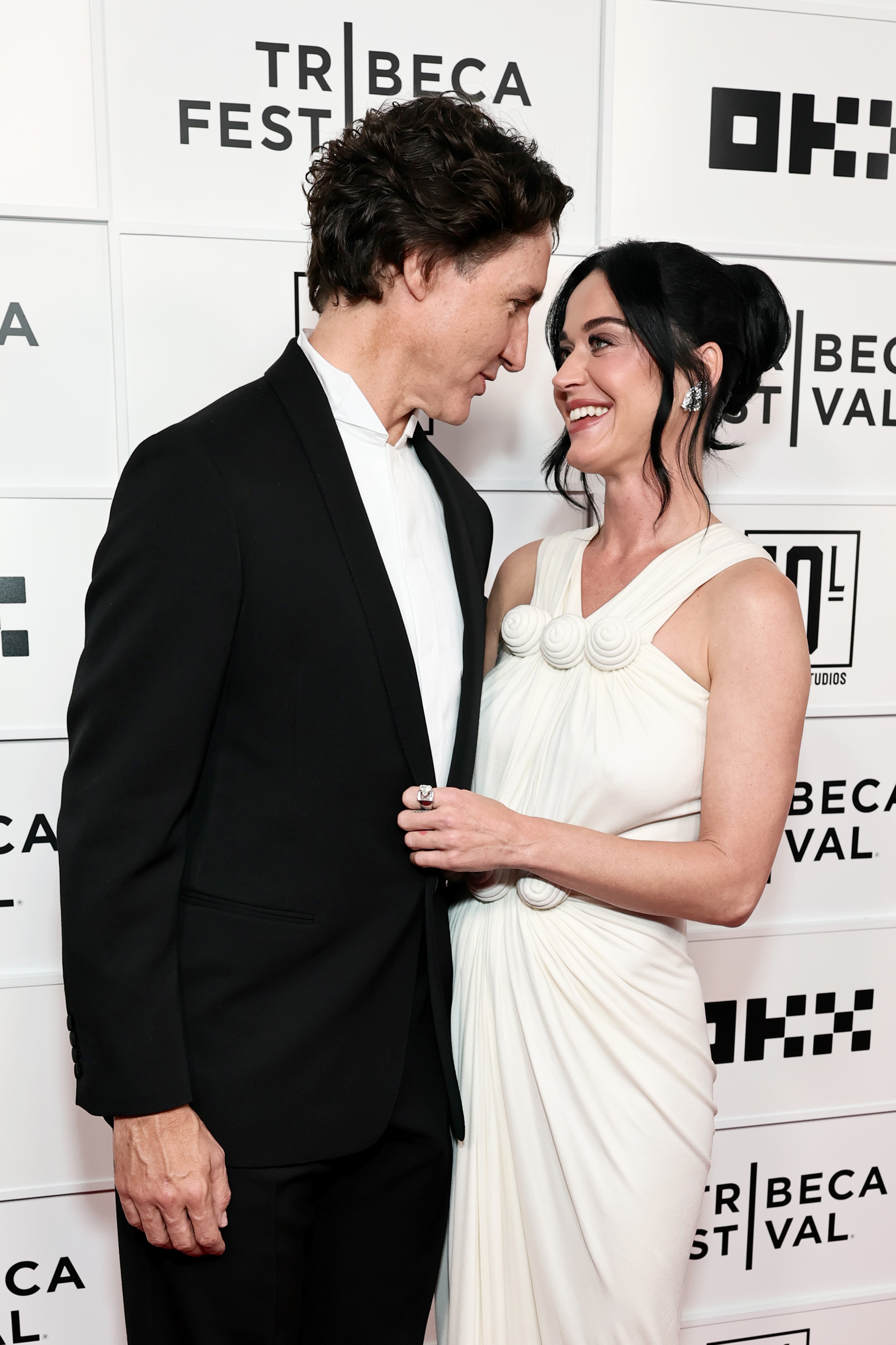 Katy Perry e Justin Trudeau fazem estreia como casal em tapete vermelho ...