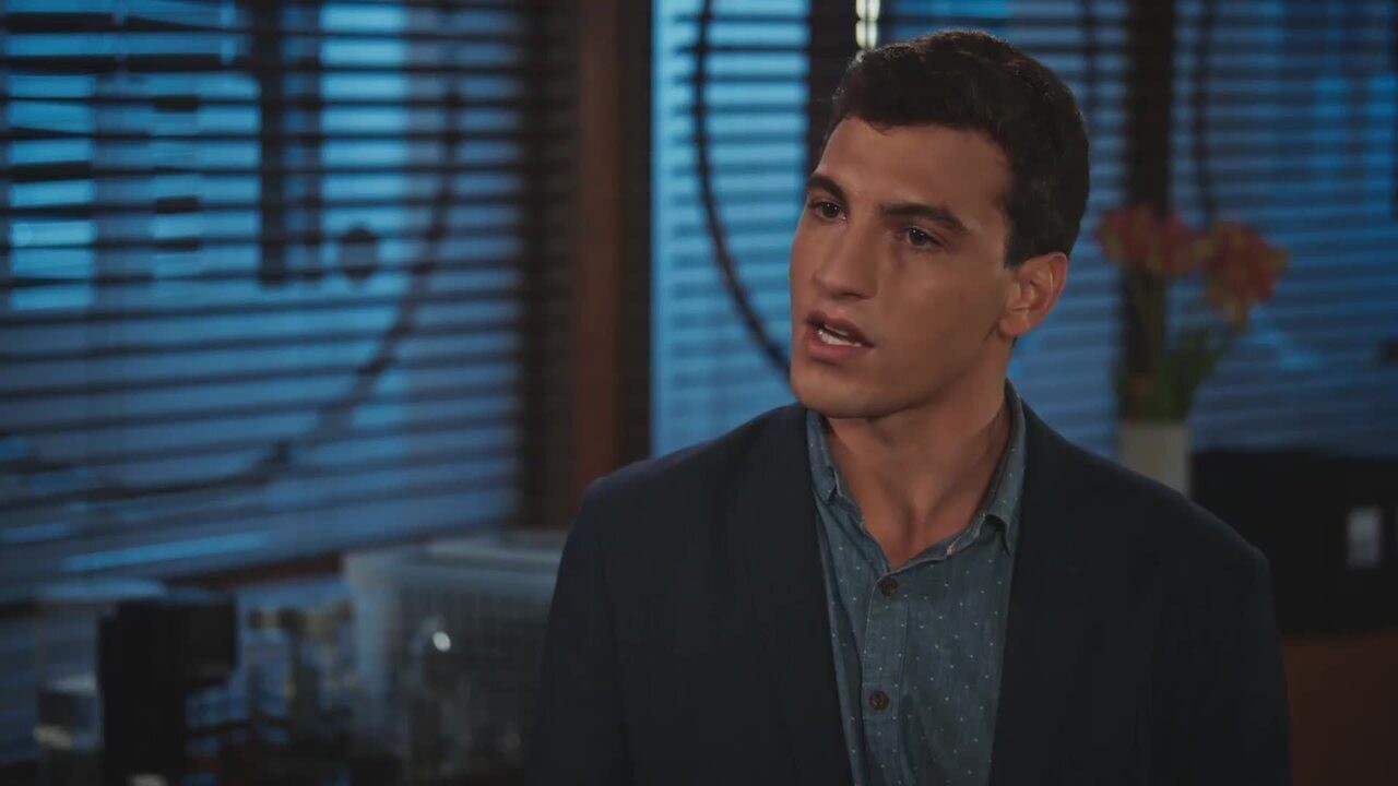 Em Família é Tudo, Jéssica flagra Electra e Luca juntos aos beijos | Gshow