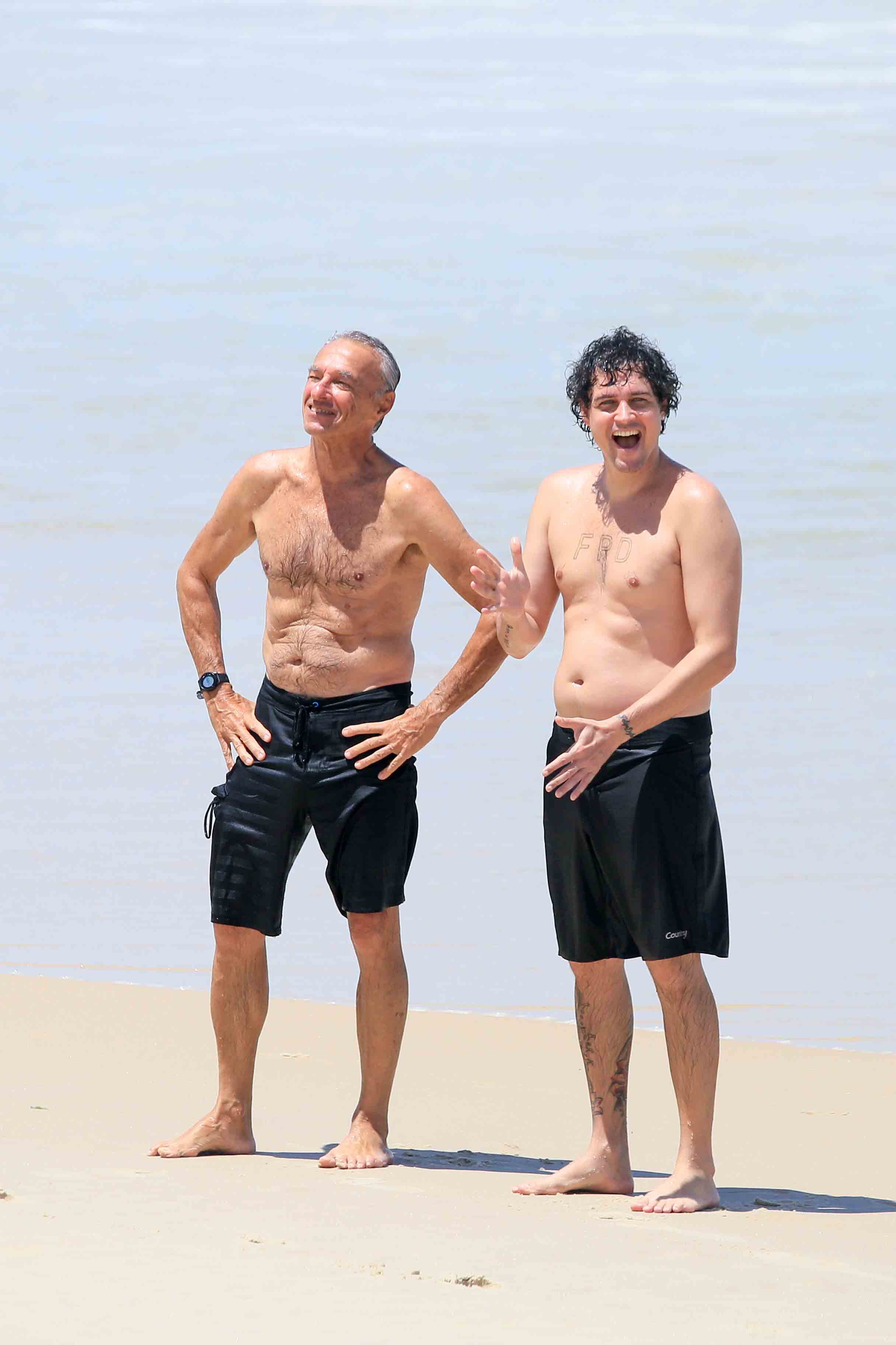 Felipe Dylon curte praia com o pai, Luiz Felipe Dylon, no Rio de ...