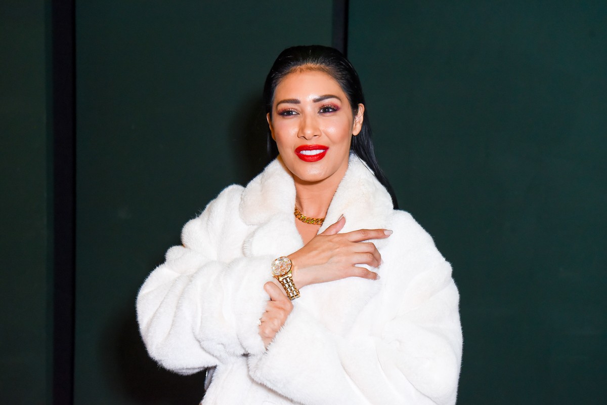 Simaria chama atenção com decote poderoso em evento do Grammy Latino em ...