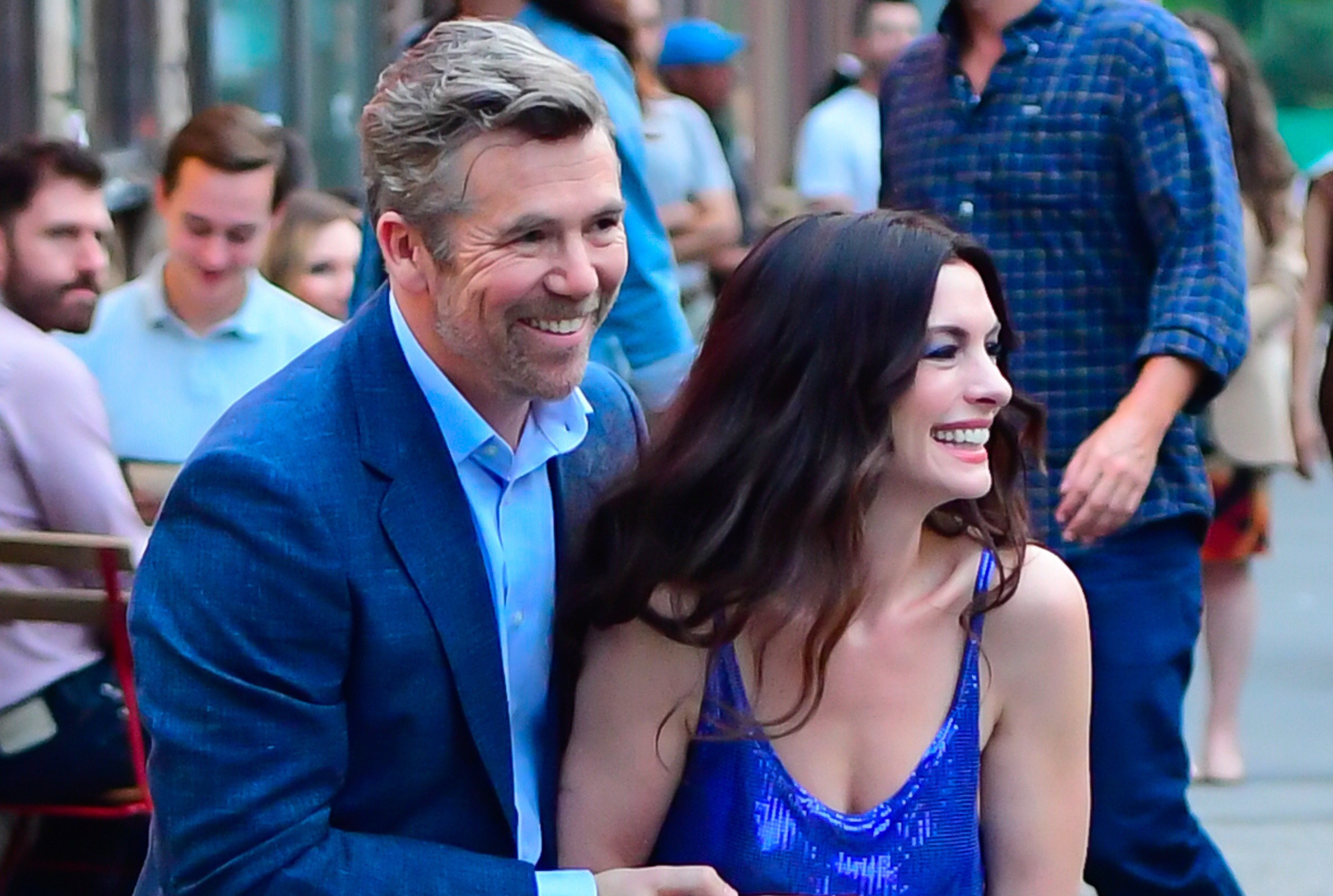 Anne Hathaway usa vestido 'azul cerúleo' em gravação de 'O Diabo Veste ...