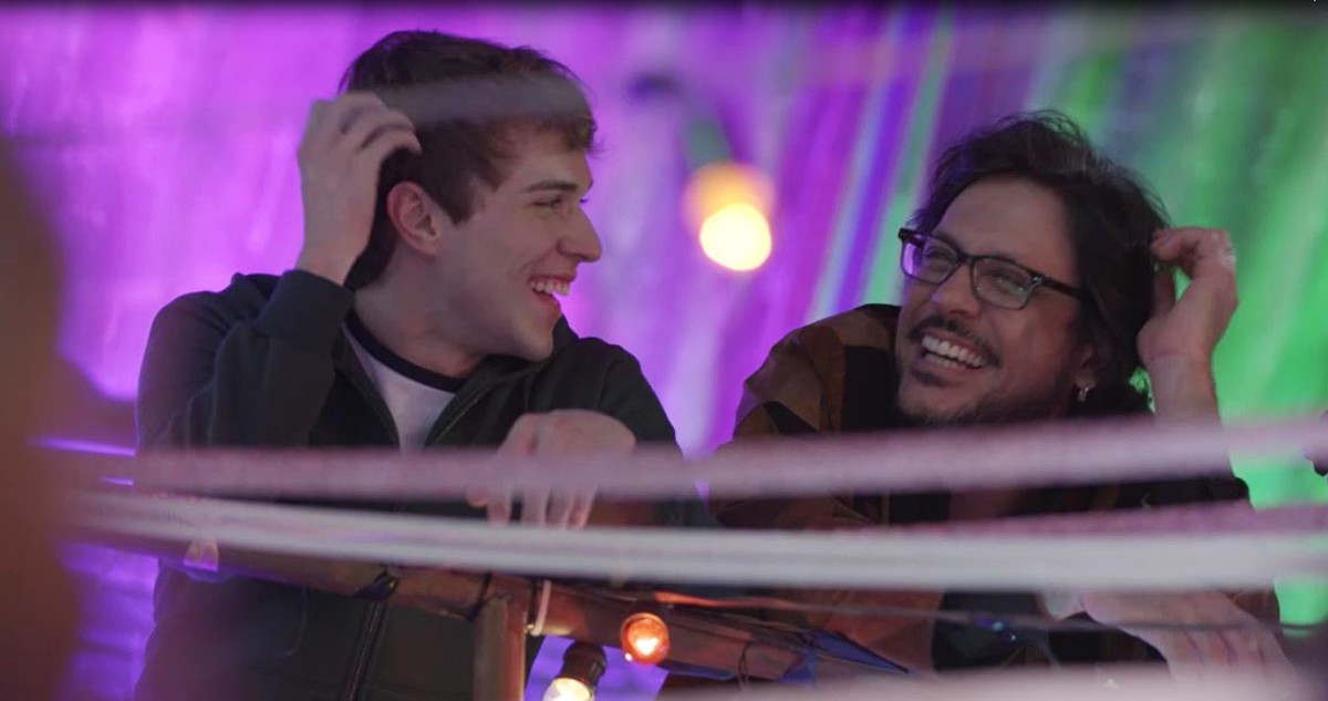 Roney e Gabriel se emocionam ao esbarrarem como pai e filho